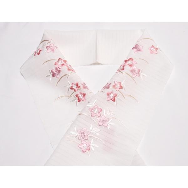 巾　約15.5cm長さ　約116cm絹　100%日本製桔梗でしょうか、薄い赤紫からサーモンピンクの濃淡から白まで使って、グラデーションをかけた刺繍糸でしっかりと密に縫いとられています柔らかい色合いですが、はっきり目ですね衿元にアクセントにな...