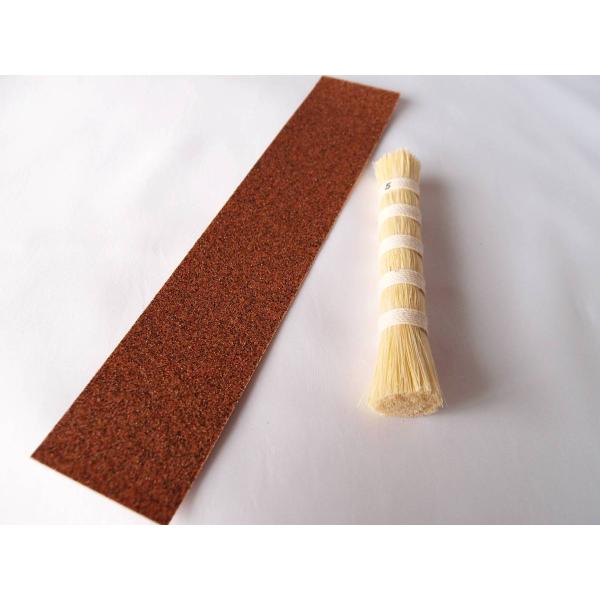長さ 11.2 cm x 直径 1.8 / 2.1cm紙やすり　約 6 x 23 cm衿、袖口など、日常的に着用後手入れが必要な箇所を自分で手入れするのに便利です。毛先を整えるのに必要な、紙やすり付きです「キハツ」（ベンジン、リグロインなど...