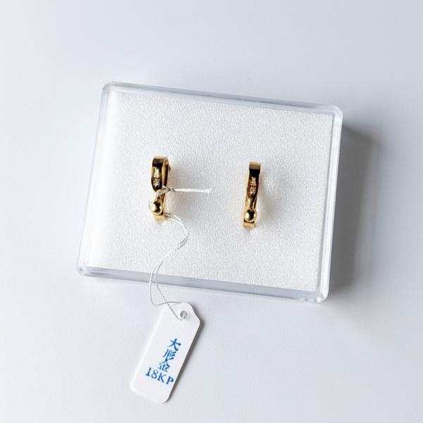 長さ 約1.4〜1.5cm 巾 約1.0cm 厚み 約2.5〜3mm 個体差で多少サイズにブレはあります  18KGP （長年日本ではGP表記が用いられてきましたが、近年の金高騰により、勘違いを起こす人が増えたため、より詳細な表記に変更にな...