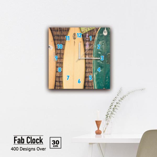 ※必ずご確認下さい。【商品種類】時計型ファブリックパネル【商品サイズ】30cm × 30cm【付属品】・簡易説明書/パネル用金具プレート2枚（ネジ付き）4本/吊り糸【商品説明】木枠にデザインを印刷した生地を貼り付けた自社オリジナルの時計型フ...