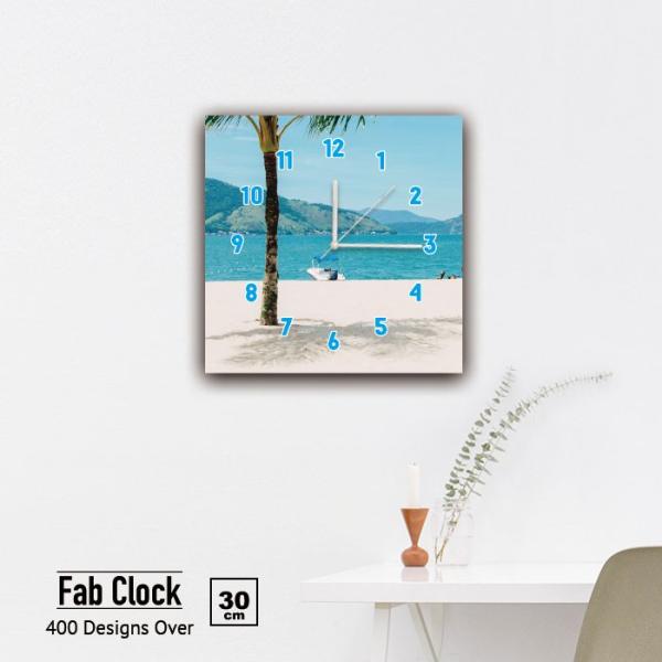 ※必ずご確認下さい。【商品種類】時計型ファブリックパネル【商品サイズ】30cm × 30cm【付属品】・簡易説明書/パネル用金具プレート2枚（ネジ付き）4本/吊り糸【商品説明】木枠にデザインを印刷した生地を貼り付けた自社オリジナルの時計型フ...