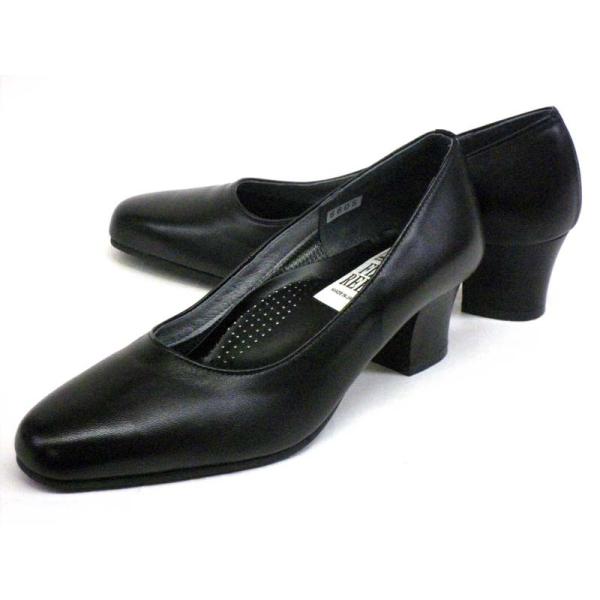 上品なフォルムの履きやすいプレーンパンプスです。アッパー素材はしなやかで足なじみのよい天然皮革を使用。横幅は3E。中敷にはアーチクッションがしかれ、気持ちよくフィットします。ヒールの高さは約4.5センチ。ぐらつきにくい安定感のある形状です。...