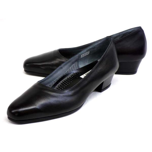 ローヒールタイプのプレーンパンプスです。アッパー素材はしなやかな天然皮革を使用。横幅は3Eでほどよいゆとりがあります。ヒールはぐらつきにくい形状です。お仕事履きから仏事など、さまざまなシーンで活躍する定番の一足です。ヒール3.5cm３Ｅ天然...