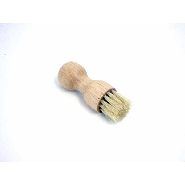 靴クリームの塗布専用の豚毛ブラシです。靴クリームを全体に塗布するのに適しています。硬くてコシのある豚毛は、クリームを伸ばし、なじませることに最適です。布でなくペネトレイトブラシを使って塗布することで、細かな部分まで塗布することができ、また布...