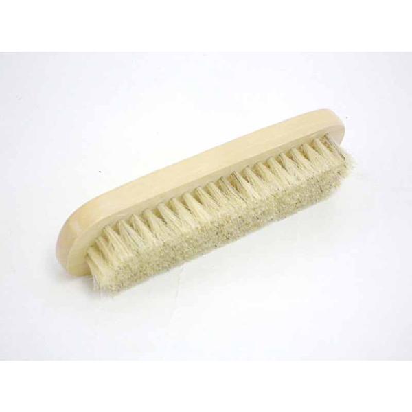 靴磨き専用の豚毛ブラシです。硬くてコシのある豚毛は、クリームを伸ばし、なじませることに最適です。またコシの強さにより余分なクリームを掃い落とし、適量を塗布することができます。サイズ：約140×40×27mm（長さ×幅×厚さ）毛の長さ：約15...