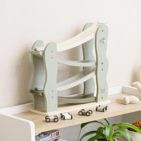 1歳の誕生日祝いや出産祝いにぴったりの木製カースライダー。「こういう知育おもちゃ嬉しい！」とパパ・ママから喜ばれる実用ギフトです。ベルギー発レーベルレーベルのカースライダーは、おしゃれなオリーブグリーンと天然木のぬくもりが魅力の上質な木製お...