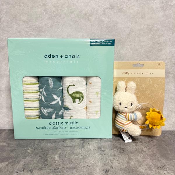 aden + anais essentials ディノジャングル ＆ miffy×Little Dutch リングラトル セット。ディノジャングルのおくるみ4枚はそれぞれ異なる柄で、恐竜や自然の世界を4通り楽しめます。【商品仕様】・セット内...