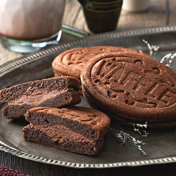 岡山 創業明治四年 「福井堂」 ワッフル 生チョコ10個セット 3220021ふわふわのワッフル生地でチョコクリームを挟み込みました。生チョコ1粒を包み込んだ贅沢な一品です。 ■商品詳細：ワッフル 生チョコ×10■ブランド名：福井堂■製造生...