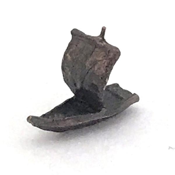 【内容】・盆景　帆掛け舟　銅製・・・・１つ● サイズ（約） 全体：幅１．５ｃｍ×高さ１．３ｃｍ×奥行き０．５ｃｍ　● 材質 銅製※実際の商品は掲載の写真と形、色目等若干の違いがございます