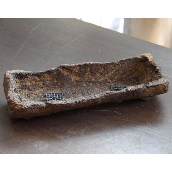 植物をより美しくポット苗やお手持ちの植物の植え替えに！鉢底ネットをつけた状態でお届けいたしますのですぐに植えられます【内容】・くらま岩鉢　直径２３ｃｍ・・・１鉢（鉢底ネット付）● サイズ（約） 全体：幅２３ｃｍ×高さ５ｃｍ×奥行き８ｃｍ● ...