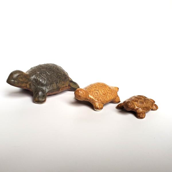 ■ 商品説明 添配（てんぱい） ミニチュア　 そのままインテリアにするもよし枯山水セットや植物のお供にするもよし。 たのしみ方はいろいろです。枯山水セットに並べて飾れる３つのミニチュアを『亀三兄弟の甲羅干し』をテーマに集めてみました。池から...