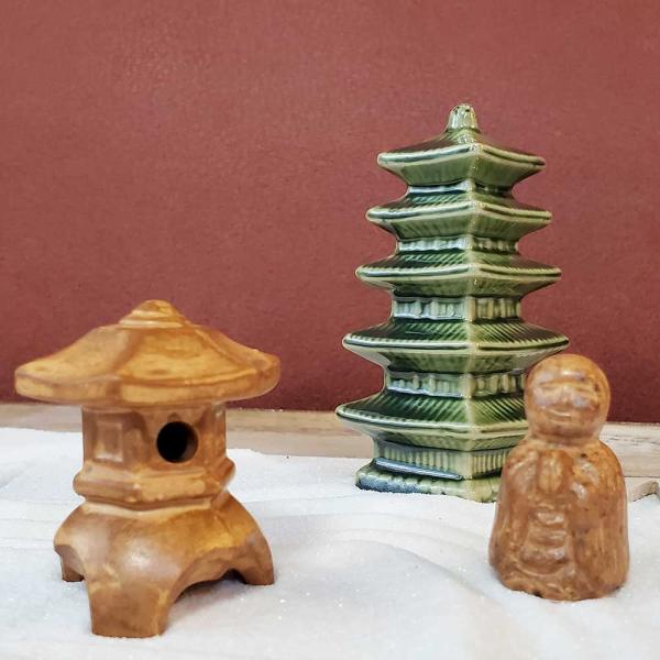 ■ 商品説明 枯山水セットに並べて飾れる３つのミニチュアを『五重塔で修行中』をテーマに集めてみました。古都にある五重塔で僧侶（地蔵）が修行中　ミニチュア　五重塔…１個　地蔵・・・1個　三つ足トウロウ（茶色）セット内容 ミニチュア　五重塔…１...