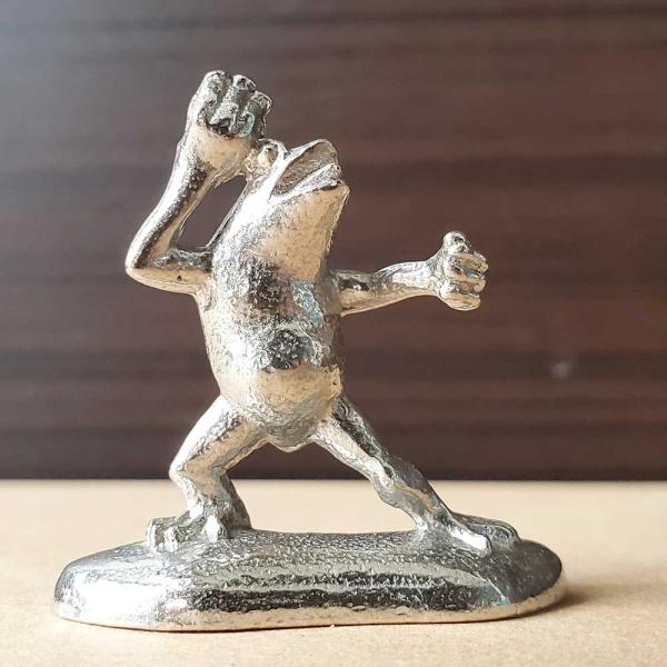 添配や盆景に【ミニチュア　錫製 カエル（蛙）】 かえる ミニチュア　錫製　カエル（蛙）かえる 、枯山水や苔テラリウム、苔盆栽のお供に ■ 商品説明 添配（てんぱい） ミニチュア　 そのままインテリアにするもよし枯山水セットや植物のお供にする...