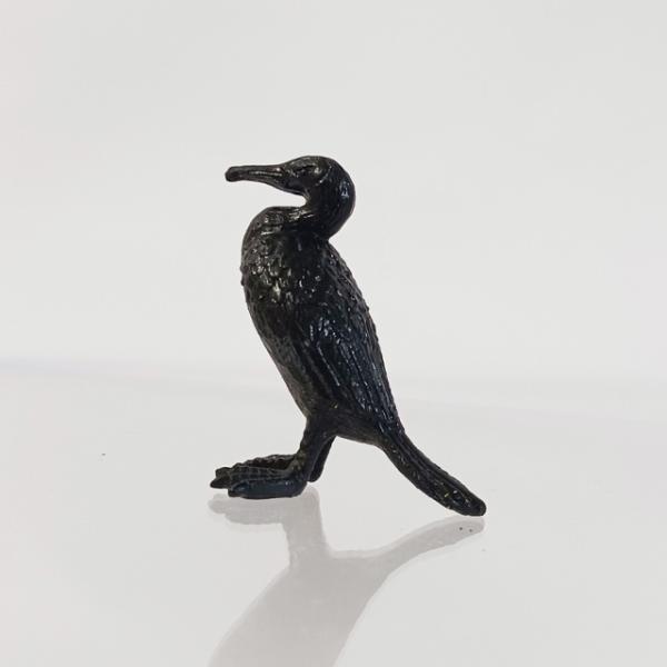 盆栽などに添える小さな置き物を添配（てんぱい）といいます。盆栽をより引き立ててくれます。ひとつの空間に盆栽と添えられた小物が一つの景色として味わい深いものになります。添配には鵜や鳥などの生き物や灯篭三つ足茶や塔、家などの建造物、釣り人などさ...