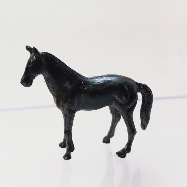 職人の技-伝統的工芸品鋳物の鋳造法のなかで最も精度が高く、蜜蝋で原型を作り、土に包んで高温で焼くと、熱によって原型の蝋が溶け、隙間が生まれます。ここに溶かした金属を流し込みます。 現代では、ロストワックス法が主流となっています。高精度で緻密...