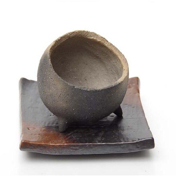 炭化焼締鉢・焼締受皿（１２ｃｍ）セット　炭火焼き〆は窯の中に煙を多量に発生させ、高温で焼締め、作品を炭化させます。表面に炭化結晶したと思われる色合いが現れ、赤やグレー、白い色のグラデーションが作品に独特の表情をつけます。この炭化焼き締めにつ...