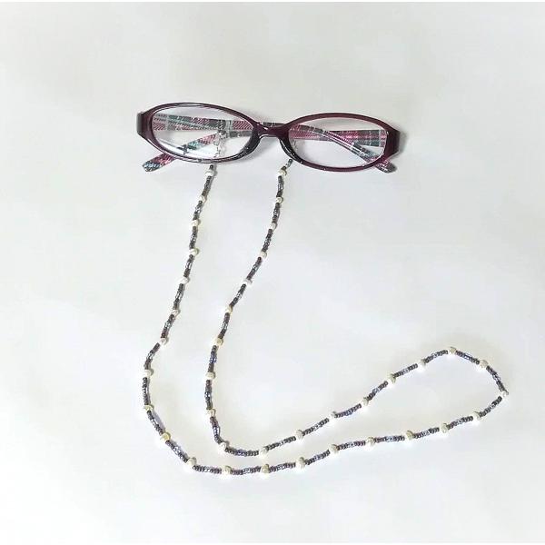 淡水パールの眼鏡チェーンです。渋い紫と空色のビーズをあしらい白いフラットな真珠を使うことで、おしゃれな存在感を出しました。性別・年齢を問わず、どなたにでもお使いいただけるデザインです。眼鏡のかけ替えが多い方、ふと置き忘れてしまう方にも重宝で...