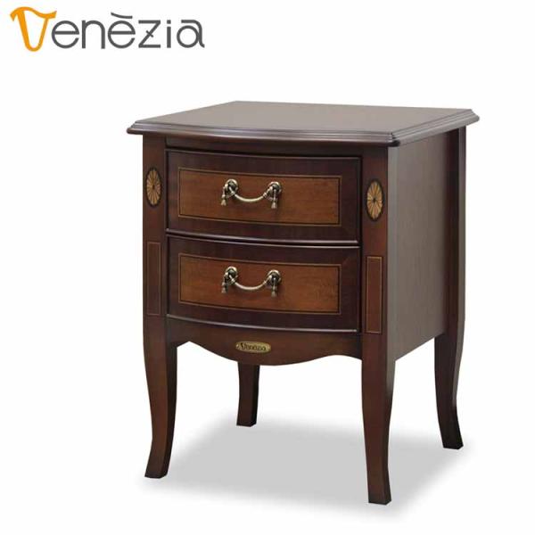 ベネチア ナイトテーブル天板と前板にサペリ材柾目の模様貼りと、緩やかな曲面ラインが魅力の上品なネオクラシカル調のアクセント家具。把手は繊細でオシャレなタッセル模様のデザイン。本体内側・引出し・裏板まで塗装を施した贅沢な「オール塗装仕上げ」の...