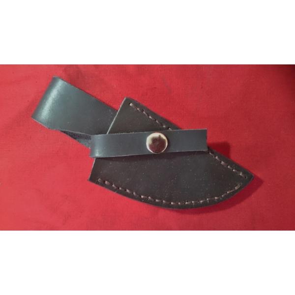 ■イノシシの皮剥包丁・猟師さんの包丁用の本革シースです■本革製でしっかりホールドします■ベルト通し、ホック付■本皮製■手造り品■ホック、糸の色は予告なく変更になることがございますので、 あらかじめご容赦くださいませ■写真3の包丁用のサックで...