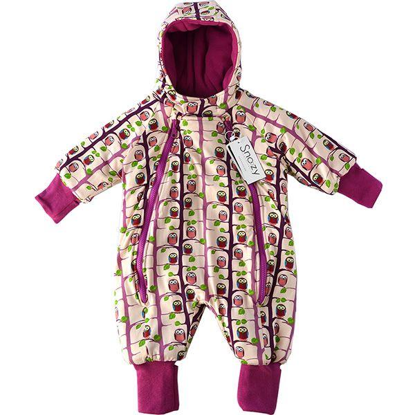 パッチリおめめのフクロウさんたちが、仲良く木にとまっています。カラフルな色使いの中綿入りジャンプスーツです。手首と足首部分のリブは、スッポリくるめる返しが付いています。寒い北欧のブランドだけあって防寒着は特におすすめ！内側はふっくら肉厚のフ...