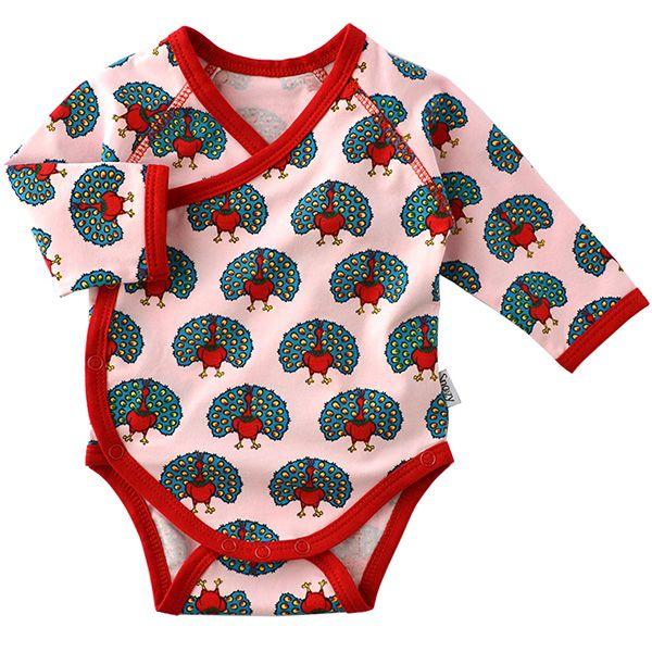 コロンとしたボディのくじゃくさんが向かい合ってお話し中？やさしいニュアンスカラーと、パイピングのレッドが絶妙な組み合わせなボディースーツです。ベビーちゃんをいっそう可愛らしくしてくれますね。前開きタイプですから新米ママにも安心。伸縮性のある...