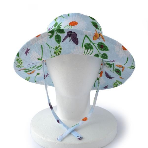 デイジーの清楚なイメージと淡いブルーの組み合わせが爽やかなハットです。北欧デザインのオシャレなテキスタイル。大きなプリムがお顔や首周りを日差しから守ってくれますよ。同柄のお洋服と併せておしゃれが楽しめます。■素材：コットン95％ポリウレタン...