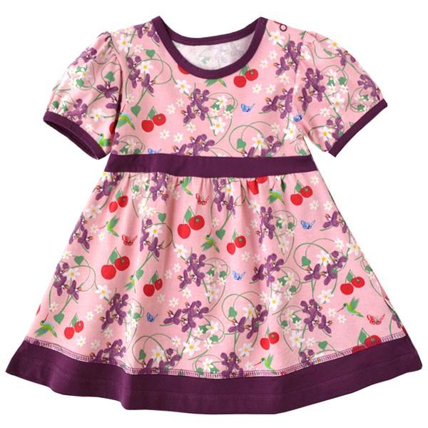 鮮やかなサクランボが乙女チック♪　蝶々、小鳥、花柄…。女の子の「好き」をたくさん詰め込んだワンピースです。大胆な色使いとインパクトのあるテキスタイルは北欧ブランドの「スヌージー」ならでは。お出かけが楽しくなるデザインですね。伸縮性のある素材...