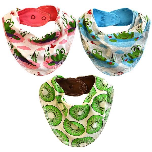 かわいいカエルちゃんやフルーツ柄がパッと目を惹く個性的なデザインのバンダナ風ビブ（スタイ）です。スナップが2つついているので、成長に合わせて留める位置を変えられるのも嬉しいですね。裏側には伸縮性の良いコットン素材を使用していますので、肌あた...