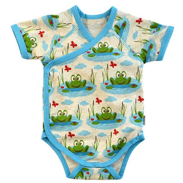お水の中でにっこり笑顔のカエルちゃんが印象的な打ち合わせボディースーツです。キラキラとした瞳で見つめられると思わず微笑み返したくなりますね♪前開きでスナップボタンが付いていますので、首のすわっていないベビーちゃんのオムツ替えも簡単ですよ。　...