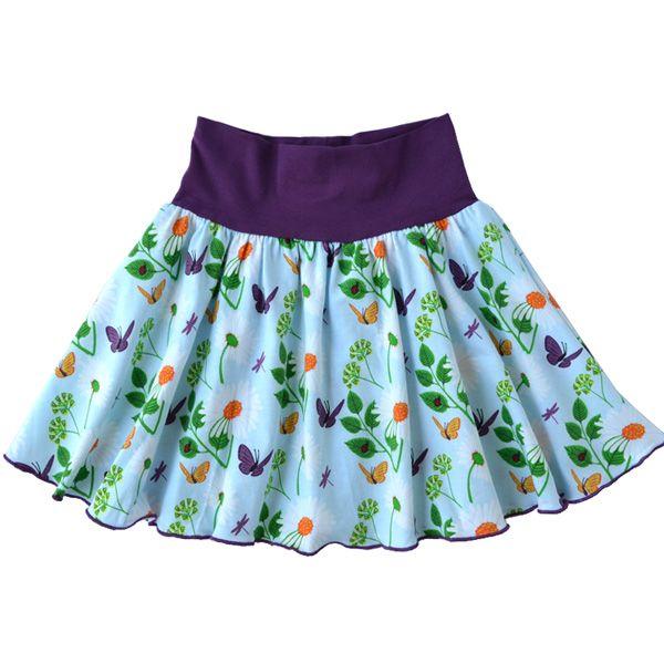 デイジーの清楚なイメージと淡いブルーの組み合わせが爽やかなサーキュラースカートです。パープルのちょうちょやウエスト部分が差し色になっています。たっぷりの生地を使っているので、ドレープがきれいです。くるんと回ると裾が大きく広がりますよ。ウエス...