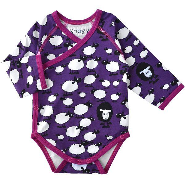 とぼけた表情の羊たちがとってもファニーなロンパース。かわいらしくデフォルメされた動物たちと、パキッとしたカラフルな色使いは、北欧ブランドの「スヌージー」ならでは☆前開きタイプですから新米ママにも安心ですね。伸縮性のある素材は適度にフィットし...