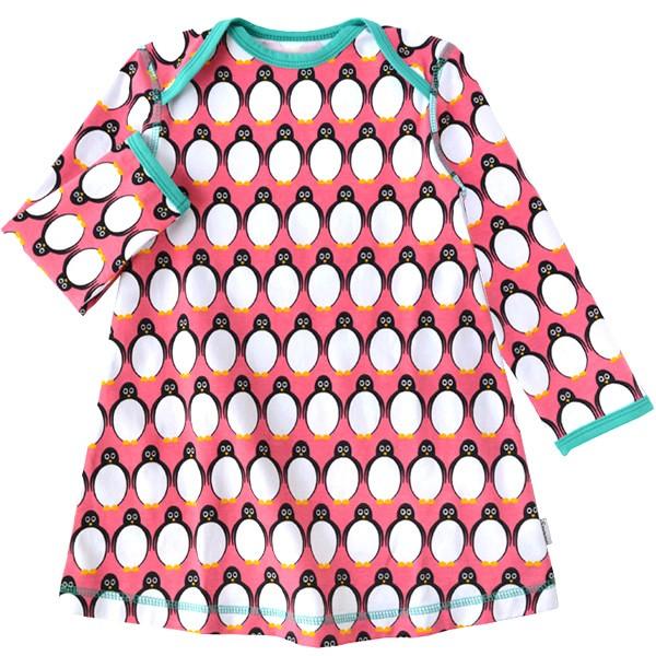 丸いペンギンさんがとってもキュート♪個性が光る長袖ワンピースです。オーバーラップショルダーで脱ぎ着もラクラクですね。トリミングの色づかいもGOOD!デフォルメされた動物と個性的な色づかいは北欧ブランドの≪スヌージー≫ならでは。伸縮性のある素...