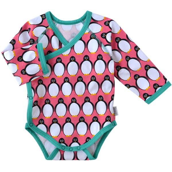 まんまるなペンギンさんがとってもキュートな長袖打ち合わせボディスーツです。伸縮性のある素材は適度にフィットし着心地も申し分ありません。前が大きく開くので脱ぎ着もラクラク♪デザイン性が高く高品質のテキスタイルなのにお値段はとてもリーズナブル。...