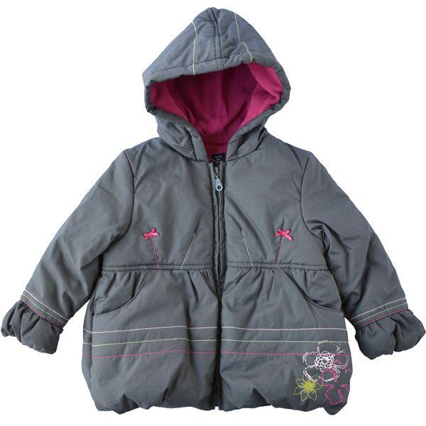 温かな中綿入りのフーディコート。ボディと腕部分の裏地はフリースになっています。手首と裾の部分にゴムが入っており冷たい空気が入ってこないようになっています。軽くて温かなコートは冬の必需品。ご出産のお祝いにもおすすめ。ネットに入れて洗濯機で洗え...