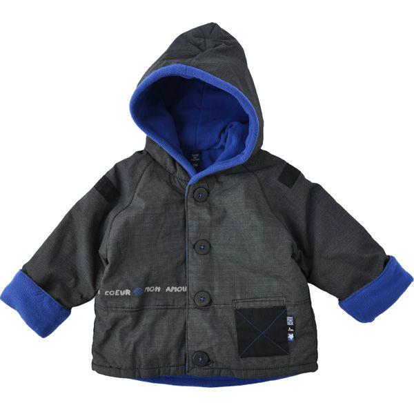 表地は黒地にグレイの細かい星の模様、裏地は濃い青のフリース生地を使用。ふんわりとしたデザインにおしゃれなディテールが流石フランスのベビー服。お出かけがこの一枚でカッコイイ感じになりますよ。洗濯機で洗えてお手入れもラクラク♪メーカー希望小売価...