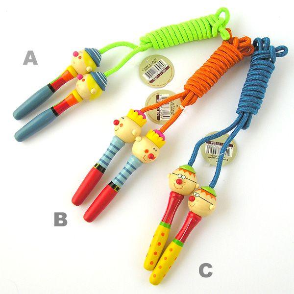 木の持ち手がかわいいロープの縄跳びです。お子様にも持ちやすく軽い木製の持ち手♪可愛らしくカラフルにペイントされています。どれにしようかと迷う可愛らしさです。３種類の中からお好みをお選びくださいね。チョッとしたプレゼントにも喜ばれるお品です。...