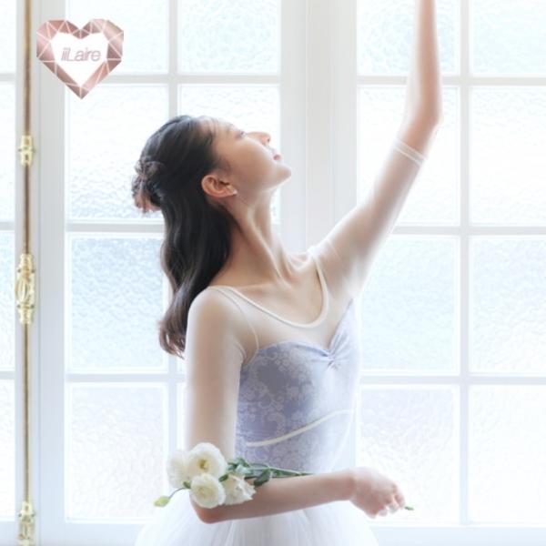日本未入荷！韓国ブランド iiLaire/イイレイルボディ部分の花柄レースが素敵！パープルはツイードになっています。 袖部分にメッシュがあるので気になる二の腕や背中の露出が少なくデザインされています。胸元にギャザーを寄せて、ハートネックライ...