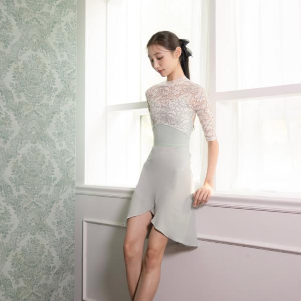 日本未入荷！韓国ブランド iiLaire/イイレイル美しいデザインと世界観が素敵！インスタでも人気のブランドです♪ハイネック(ホルターネック)デザイン　レース使いが美しい。袖はレース素材の長袖(5分袖)気になる二の腕もエレガントにカバー。お...