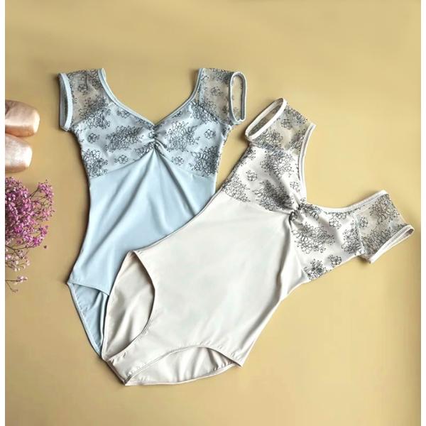 デコルテ・袖・背中に花柄レース華やかでエレガントなデザイン。ハートネックのデザインが、美しくデコルテを魅せます。花柄レースで目線を上部にさせます！レースに花柄刺繍がエレガントなデザイン。落ち着いた雰囲気は大人バレエにぴったり○胸元はブラカッ...