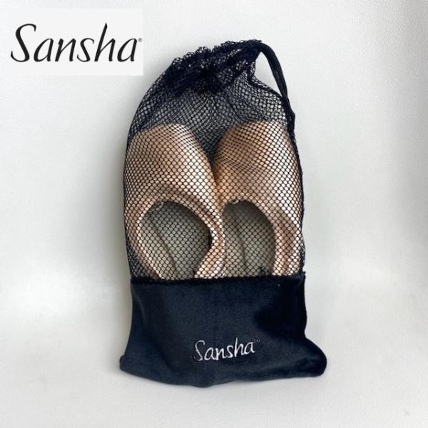 メッシュ生地なので湿気がこもらずトウシューズやバレエシューズの保管に最適薄くて柔らかな軽い素材なので持ち運びにストレスなし！下部にベルベットを使用。普通のメッシュ巾着より丈夫で、高級感もアップ。レッスン終わりなどそのまま干しておけるので便利...