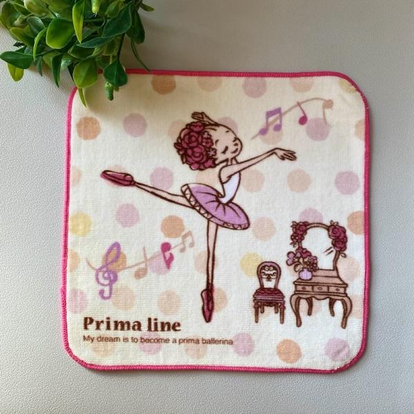 ピンクで女の子ならみんな大好きなかわいいバレエミニタオルです。お子様のポケットに入る大きさで毎日愛用できるサイズトウシューズで踊る女の子　音符などのイラストが描かれたデザイン。バレエの発表会　クリスマス会　おさらい会などの贈り物にお返しにも...