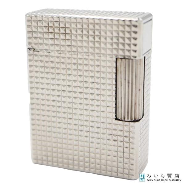 デュポンのガスライターです。Bランク：使用保管に伴い小傷やくすみが見受けられるものの比較的綺麗な商品かと思われます。ローラー部分がやや硬いと思われます。ガスを入れての着火は未確認です。回しても火花が出ません。弊社専門外のため発火石の詳細はわ...