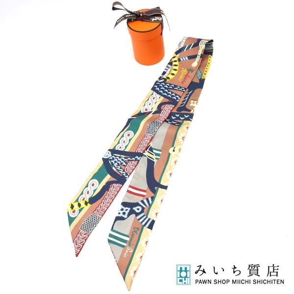 HERMESのツイリーです。Bランク：折りジワや一部わずかなシミが見られますがまだまだお使いいただける商品です。