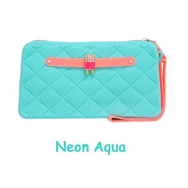 カリフォルニアでブレイク中の軽くて水にもポーチ。アメリカ製　サイズ：約H9cm xW16.5cm x D2.5cm素材:シリコン1200円相当のチャーム付(おまかせ）リストレット/ポーチ/シリコン製/アメリカ製/カリフォルニア/アメ発/アメ...