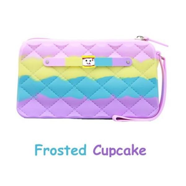 カリフォルニアでブレイク中の軽くて水にもポーチ。アメリカ製　サイズ：約H9cm xW16.5cm x D2.5cm素材:シリコン1200円相当のチャーム付(おまかせ）リストレット/ポーチ/シリコン製/アメリカ製/カリフォルニア/プレゼント/...