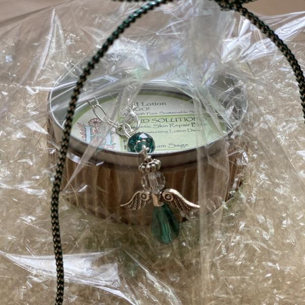 ソリッドソリューションはピュアなサステナブルソリ(大豆)をもとに98%自然素材2%肌に優しい香料で作られた保湿バーム(香油）。円盤型の固形バームを掌で温めるか指でこすって手全体になじませたり、ひざやかかとに直接円を描くように塗ってご使用くだ...