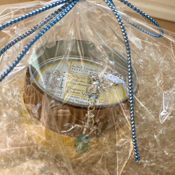 ソリッドソリューションはピュアなサステナブルソリ(大豆)をもとに98%自然素材2%肌に優しい香料で作られた保湿バーム(香油）。円盤型の固形バームを掌で温めるか指でこすって手全体になじませたり、ひざやかかとに直接円を描くように塗ってご使用くだ...