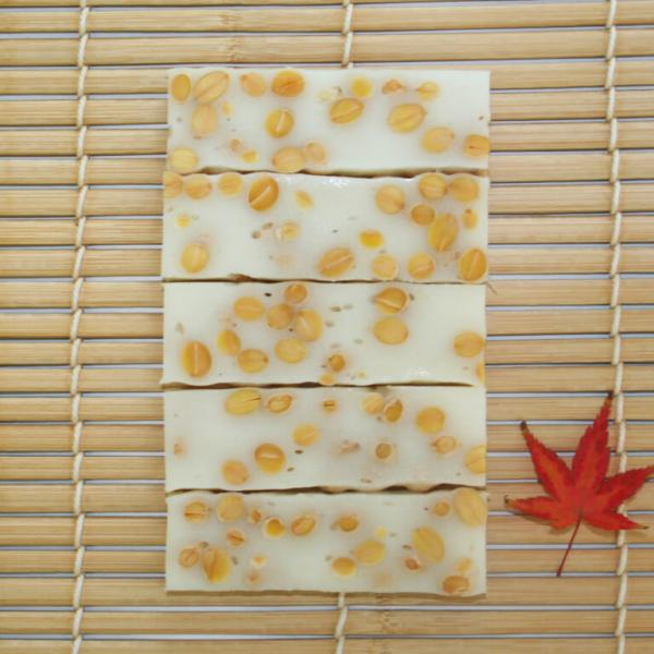 【商品内容】大豆のし餅５枚入×1袋たんちょう杵つき大豆のし餅５枚が入っています。大豆は国内産を使用しております。福井県産特別栽培たんちょうもち米を使用しております。【お召し上がり方】焼餅・バター焼き・揚げ餅などお好みでお召し上がりください。...