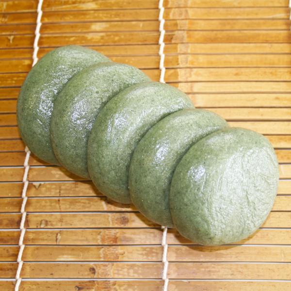 たんちょう杵つき【くさ丸餅】5個入×1袋国産の蓬（よもぎ）をふんだんに混ぜ合わせた美味しいお餅です。福井県産特別栽培たんちょうもち米を使用しております。福井県認証(3)減農薬・化学肥料不使用栽培のもち米で搗いたお餅です。１個あたりの重量　約...