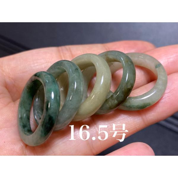 一点物ではないです幅、厚み、色は多少差異がありご承知くださいませ、1点ずつ撮影し登録手間を省かせて頂いた分、通常価格より、お安くご購入いただけますご承知くださいませ、▲含浸処理なし着色なし天然無処理翡翠 硬玉 ジェダイトリング表面には強度に...